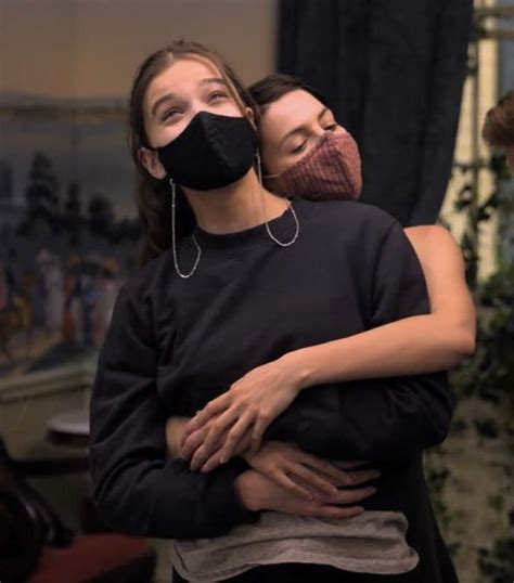 Hailee Steinfeld And Ella Hunt Steinfeld Hailee Steinfeld Dickinson