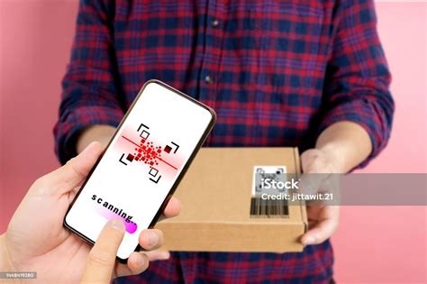 지불 온라인 지불 디지털 스마트 폰 남자 보유에 Qr 코드 스캐너로 바코드를 스캔하기위한 모바일 스마트 폰 화면 Qr코드에 대한 스톡 사진 및 기타 이미지 Istock