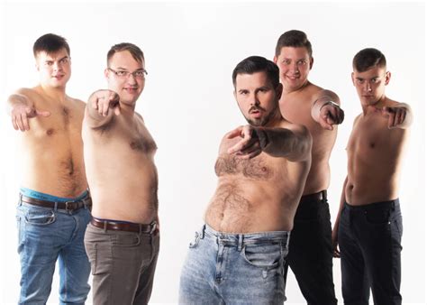 Viens Otrā Ieskatījušies Grupas Baritoni Dalībnieks Mārtiņš Strods Un Seksīgā Aktrise Katrīna