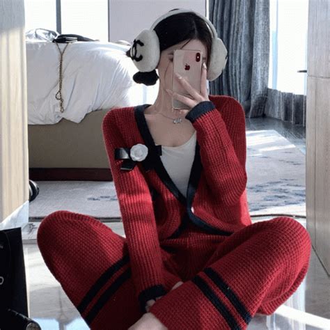 클로에랑 가을신상가을투피스데이트룩 브이넥 배색 레드 블랙 플라워 브로치 긴팔 스웨터 니트하이웨이스트 배색 라인 니트 일자바지 롱팬츠 투피스 셋업 세트 가을신상 가을