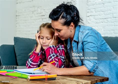 인 내 엄마 딸 어려움 숙제 육아와 교육 개념 학습에 집에서 소파에 앉아 숙제를 하 고 하는 동안 집중 수 없습니다 공부에 대한 스톡 사진 및 기타 이미지 Istock