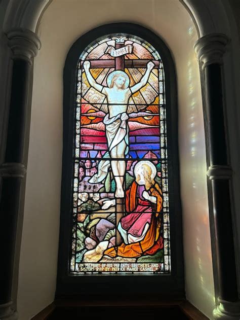 거룩한 고딕 양식의 건축물 교회 기독교 기독교 도상학 기독교 상징주의 다채로운 대성당 상징주의 생생한 색상 성경의 장면 성소 성찬 수직 쐈어