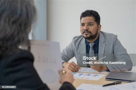 재무 보고서 또는 제안을 위한 비즈니스 회의 기술 및 인력 계획 관리 및 협업 위의 회계 프로젝트 워크플로에 대한 노트북 및 문서에 대한 행복한 토론 업무 회의에 대한 스톡