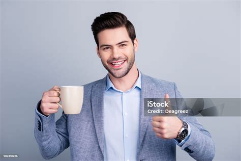 쾌활 한 긍정적인 관리자 엄지 손으로 기호를 보여주는 차 찻잔을 들고 카메라 회색 배경에 고립 된 보고의 초상화 감독에 대한 스톡 사진 및 기타 이미지 Istock