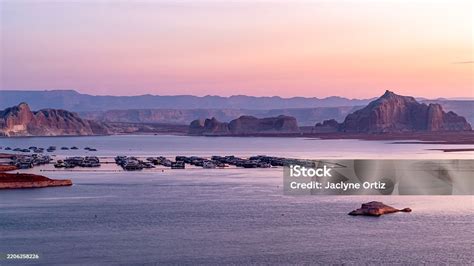 애리조나 주 북부 페이지에 있는 파월 호수의 바위 사막 산 너머로 떠오르는 아침 분홍빛 일출 0명에 대한 스톡 사진 및 기타 이미지 Istock