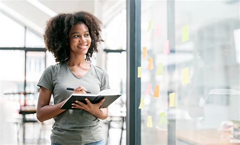 교실에 서 있는 공책을 들고 웃고 있는 젊은 아프리카 여학생 도서관에 대한 스톡 사진 및 기타 이미지 도서관 지력 여자 사업가 Istock