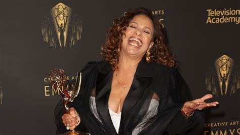 Debbie Allen Recebe Homenagem Merecida Nos Emmys E Acaba Ovacionada