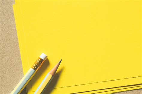 상단 보기로 복사 공간이있는 미니멀 리스트 템플릿은 흰색 텍스처 용지에 고립 된 나무 노란색 연필의 매크로 사진을 닫고 노란색 그래픽과 결합합니다 플래시 라이트는 연필로