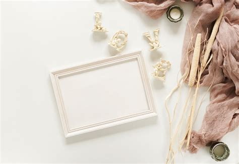 크리에이 티브 홈 오피스 책상 작업 영역 축제 컴포지션 프레임을 모의 담요 꽃 유 분기 흰색 바탕에 장식을 사랑 해요 파스텔 색상입니다 평면 위치 최고 볼 수 있습니다