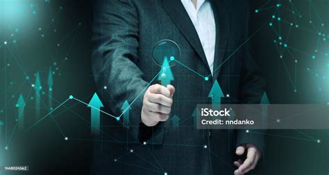 검은 셔츠를 입은 남자는 성장하는 지표가 있는 홀로그램 그래프 앞에 서 있습니다 사업 성장 매출 증가 남자에 대한 스톡 사진 및 기타 이미지 Istock