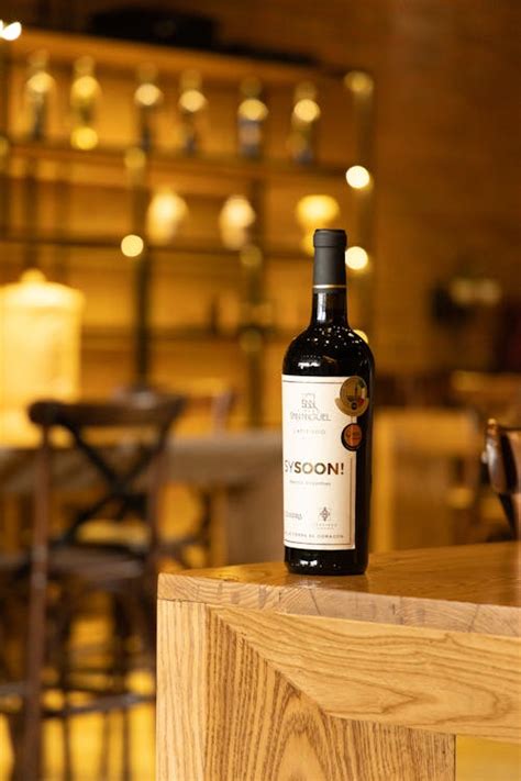 와이너리의 레드 와인 병 · 무료 스톡 사진