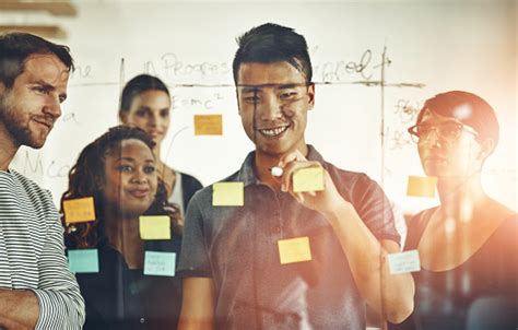 유리 스토리보드 글쓰기를 사무실에서 함께 하는 사업가들과 함께 코칭이나 교육을 받습니다 학습 또는 기술 향상을 위한 워크숍에서 직원 팀과의 회의 계획 및 스티커 메모