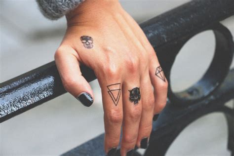 Tattoo En El Dedo Más De 70 Diseños Con Sus Significados