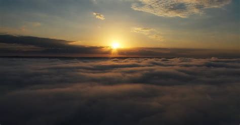 경외심을 불러일으키는 경치 고요한 골든 아워 광활한 구름 구름 경치 구름 담요 끝없는 하늘 널찍한 높은 경치 높이 대기의 드론 영상 들어 올리기