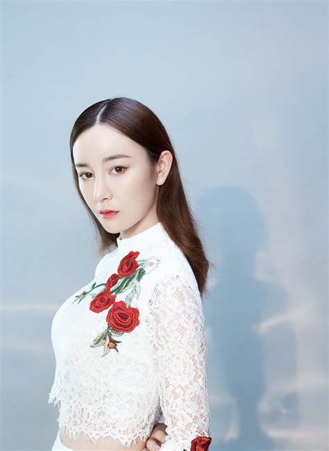 张檬身着中式蕾丝裙 优雅绽放真我 360娱乐，你开心就好