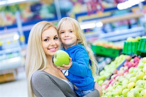 Madre E Hija De Compras En El Supermercado Foto Premium