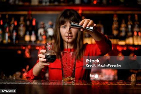 유리 스탠드 에 바 과 여자 바텐더 능숙 하 게 그것에 지거에서 음료를 부어 근거리 초점에 대한 스톡 사진 및 기타 이미지 근거리 초점 금속 깨끗한 Istock