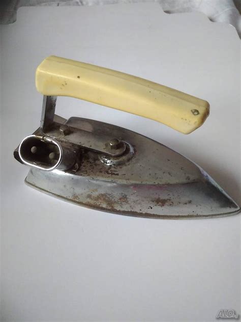 Стара малка ютия от 1981 г Антиквариат Айтос Стара малка ютия от 1981 г запазена з