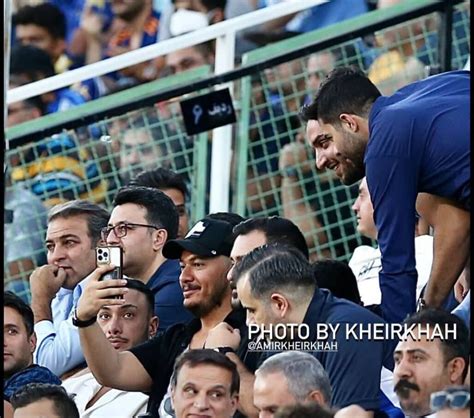 فرارو عکس خواننده محبوب پاپ در بین تماشاگران بازی استقلال