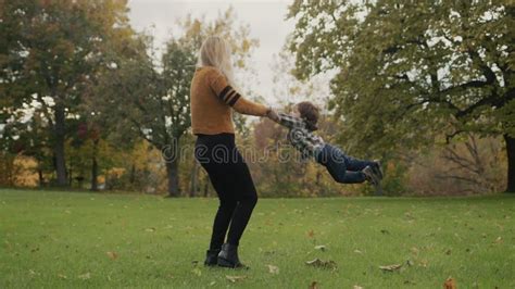 Joven Y Activa Madre Divirtiéndose Con Su Pequeño Hijo En El Parque
