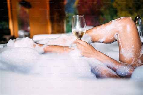 거품으로 덮인 온수 욕조에서 휴식을 취하는 행복한 흑인 젊은 여성 사진 Unsplash의 사우나 이미지