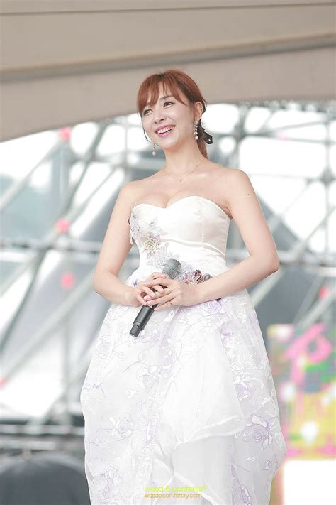 글래머 팝페라 가수 아리현 가슴골