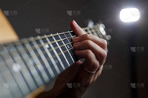 吉他手在吉他指板上弹奏和弦。