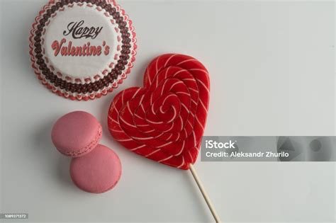 케이크 마카롱 또는 흰색 배경 카라멜 심장 평면도와 다채로운 아몬드 쿠키 마 카 롱 발렌타인의 개념 0명에 대한 스톡 사진 및 기타 이미지 Istock