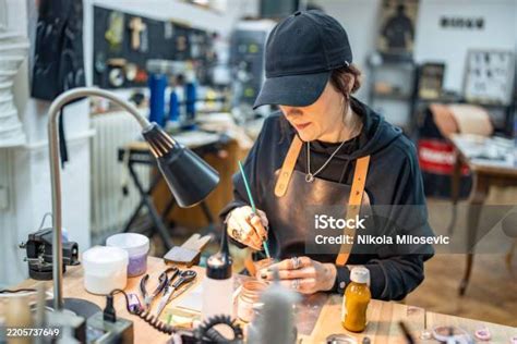 공예품 프로젝트에 종사하는 도구를 사용하여 작업장에서 일하는 장인 Diy에 대한 스톡 사진 및 기타 이미지 Diy 개선 개성 개념 Istock