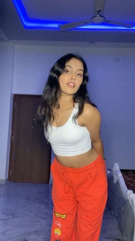 Pin De Anirudh Gupta Em Insta Cantores Famosos Fotos De Sutiã Cantores