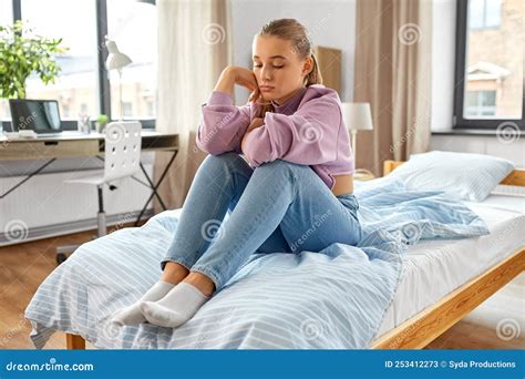Trauriges Mädchen Sitzt Zu Hause Im Bett Stockbild Bild Von Druck