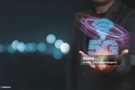 5g 및 사물 인터넷 또는 Iot 개념 가상 5g 신호로 스마트폰을 들고 있는 핸드 Iot는 모든 장치가 5g 고속 인터넷으로 연결하고 제어할 수 있는 첨단 기술입니다 5g
