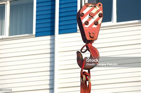 리프팅 메커니즘 클로즈업의 크레인 후크 도시 조건에서 높이로 하중을 들어 올리는 경우 0명에 대한 스톡 사진 및 기타 이미지 0명 건물 외관 건설 현장 Istock