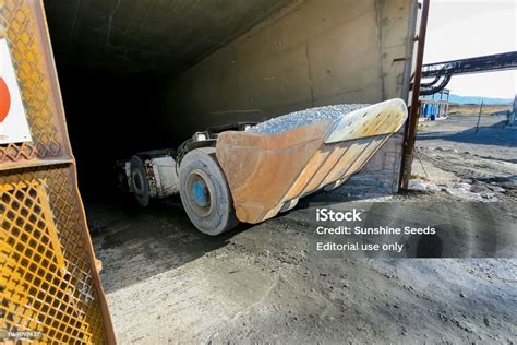 광석 암석을 추출하는 데 사용되는 지하 백금 팔라듐 광산 샤프트 및 차량 기계 건설 기계류에 대한 스톡 사진 및 기타 이미지 건설 기계류 건설 산업 건설 현장