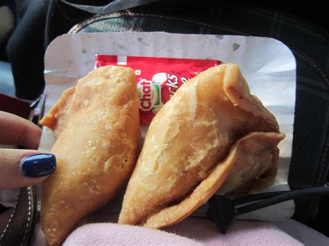 아시안프렌즈asian Friends 사모사는 향신료로 맛을 낸 감자를 밀가루로 만든 피로 싸서 삼각형 모양으로 기름에 튀겨낸 인도식 만두입니다 사모사 속 재료는