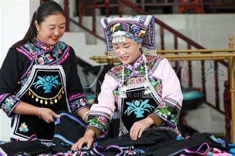 贵州黔西：刺绣作坊助力乡村振兴 人民图片网