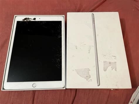 Apple Ipad 8th Generation A2270 šedý S Krabičkou Prasklé Lcd čtěte