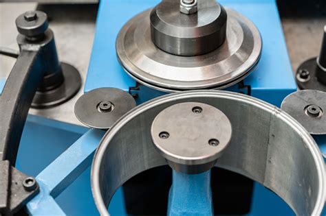 생산 롤링 도구 전기 기계 환기 및 배수 구에 대 한 생산 판금 용 공구 및 벤딩 장비 매장 내 제조 또는 시연 스탠드 건설 기계류에 대한 스톡 사진 및 기타 이미지