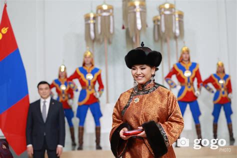 Дуучин Б Батцэцэглэн Алтан гадас одон хүртлээ