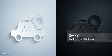 회색과 검은색 배경에 격리된 택시 차량 아이콘이 있는 용지 컷 맵 포인터입니다 위치 기호입니다 종이 아트 스타일 벡터 3차원