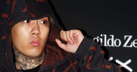 도끼 후드모자 깊게 눌러 쓴 채 폼생폼사