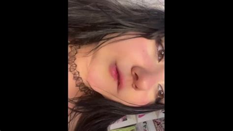 我发送了一段角质视频，讲述了我如何在微笑时用我的大奶子操我最好的朋友的鸡巴