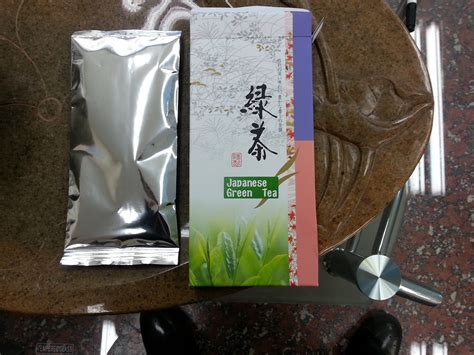 차 마시는 남자 일본 녹차의 종류 일본의 녹차에는 말차抹茶와 여러종류의 잎차가 있으며