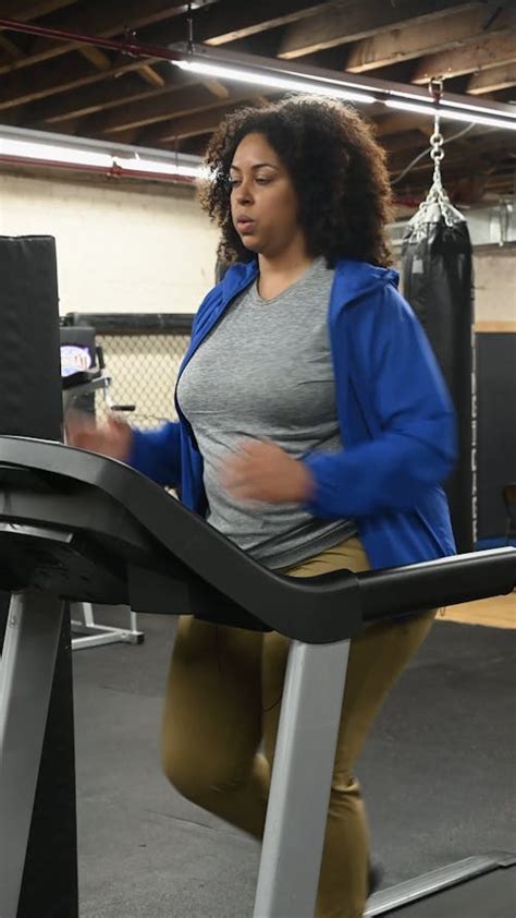 有关＃室内 人 健康 健康生活 健康的生活型態 健身 健身中心 健身器材 健身房 健身房锻炼 卡路里消耗 合适的女人 垂直视频 培训课程 女人 室内训练 強度