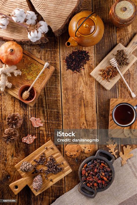 가 겨울 정 한 주전자 그리고 다른 케이크와 함께 나무 테이블에 차 한 잔 아파트는 하다 텍스트 아래 공간입니다 가을에 대한 스톡 사진 및 기타 이미지 Istock