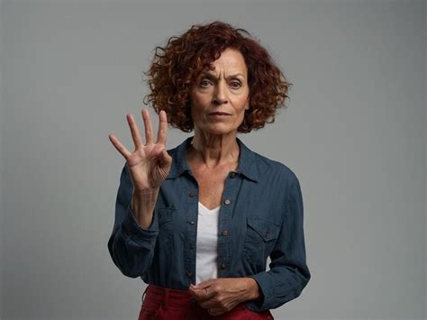 Uma Mulher De Meia Idade Com Pele Vermelha E Um B Enrolado Relaxado Imagem Premium Gerada Com Ia