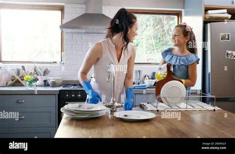 La mère et la fille adorent une cuisine propre une jeune mère affectueuse souriant à sa fille