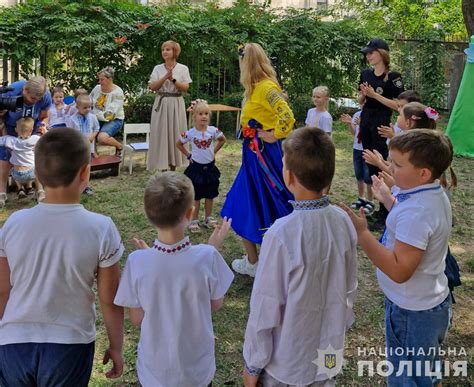 У Кам`янському поліцейські разом з дітками створили мапу України Читайте на Ukr Net