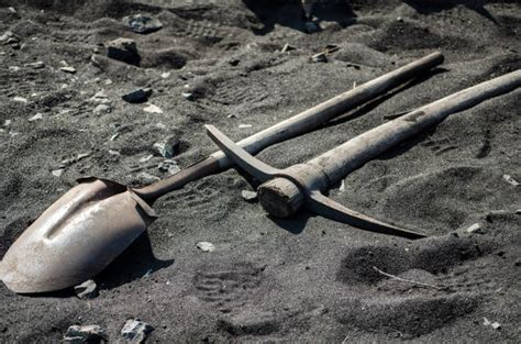 Pico Y Pala Banco De Fotos E Imágenes De Stock Istock