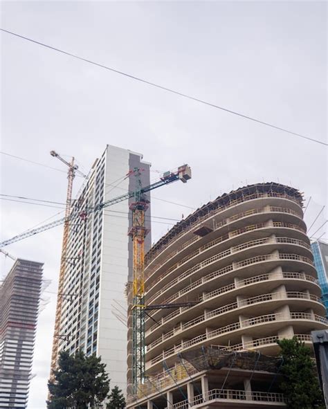 Construcción De Una Casa De Hormigón Edificios Modernos Andamios